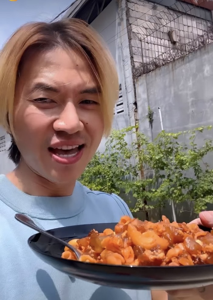 Potret Rafael Tan Jadi Duta Seblak dan Punya Bisnis Ayam Geprek