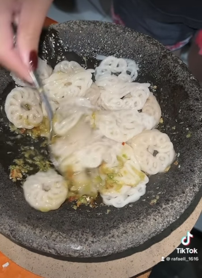 Potret Rafael Tan Jadi Duta Seblak dan Punya Bisnis Ayam Geprek