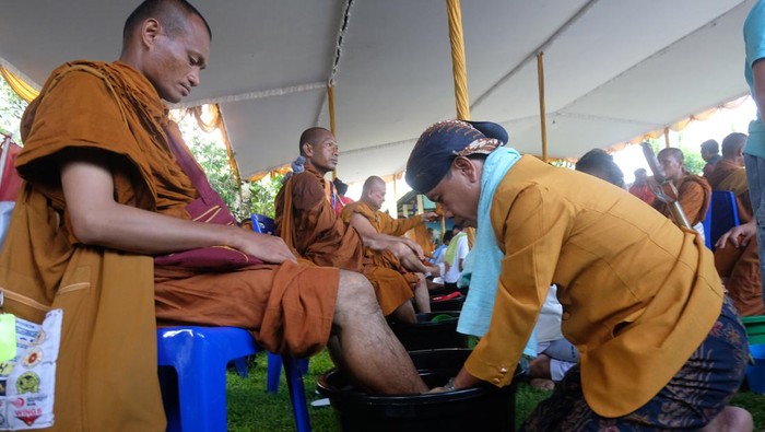 Sujud Syukur Para Biksu Atas Berakhirnya Ritual Thudong di Magelang Sujud Syukur Para Biksu Atas Berakhirnya Ritual Thudong di Magelang