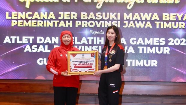 Gubernur Khofifah Beri Penghargaan ke Tokoh Pramuka hingga Atlet Esports Gubernur Khofifah Beri Penghargaan ke Tokoh Pramuka hingga Atlet Esports