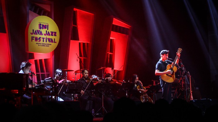 Tampil Beda, Rendy Pandugo Akustikan di BNI Java Jazz Festival