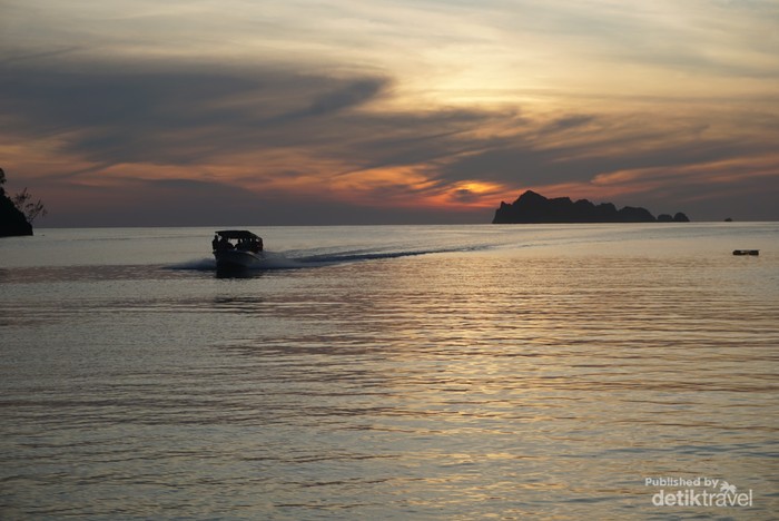 Sunrise Pulau Kawe di Raja Ampat Cantiknya Tak Terkira