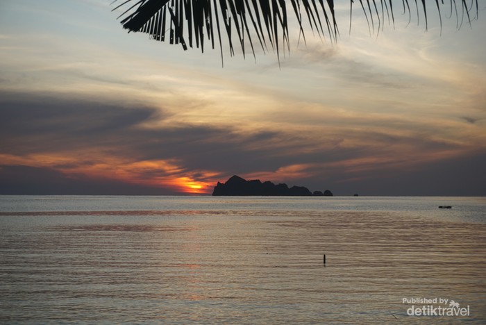 Sunrise Pulau Kawe di Raja Ampat Cantiknya Tak Terkira