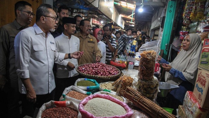 Zulhas Cek Harga Pangan di Palangka Raya, Minta Pemkot Subsidi Ongkir Zulhas Cek Harga Pangan di Palangka Raya, Minta Pemkot Subsidi Ongkir