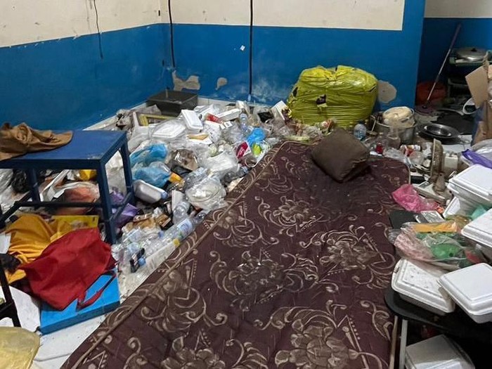 Jorok! Sampah Menumpuk di Kos Mahasiswa Kendari hingga Timbulkan Bau Busuk Jorok! Sampah Menumpuk di Kos Mahasiswa Kendari hingga Timbulkan Bau Busuk
