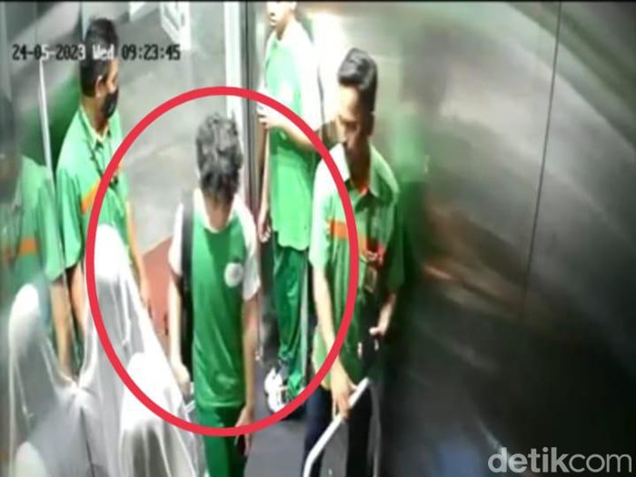 Rekaman CCTV Sebelum Anak Pejabat Kemenhub Tewas di SMP Athirah Makassar Rekaman CCTV Sebelum Anak Pejabat Kemenhub Tewas di SMP Athirah Makassar