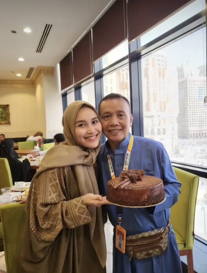 Ayah Ojak Ulang Tahun,Dirayakan di Restoran hingga Dapat Banyak Kue