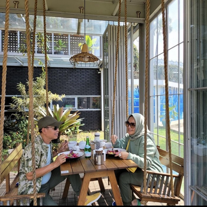 Ayah Ojak Ulang Tahun,Dirayakan di Restoran hingga Dapat Banyak Kue