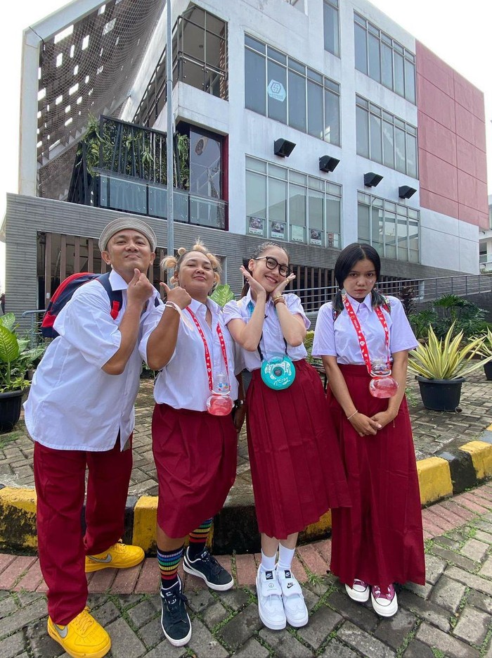 Gemas! Ayu Ting Ting Rayakan Ultah Ayah Rojak di Restoran Cepat Saji