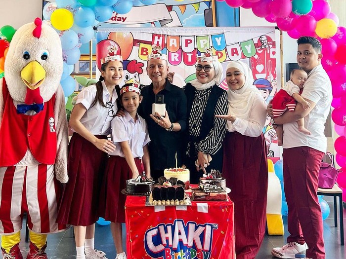 Gemas! Ayu Ting Ting Rayakan Ultah Ayah Rojak di Restoran Cepat Saji