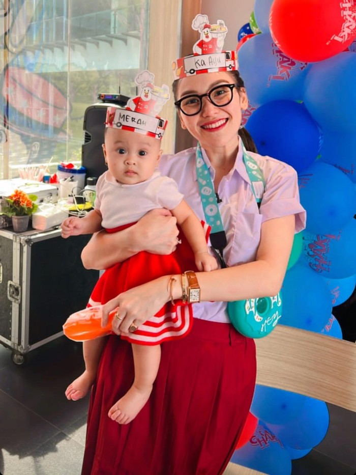 Gemas! Ayu Ting Ting Rayakan Ultah Ayah Rojak di Restoran Cepat Saji