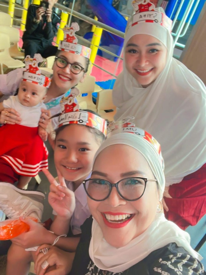 Gemas! Ayu Ting Ting Rayakan Ultah Ayah Rojak di Restoran Cepat Saji