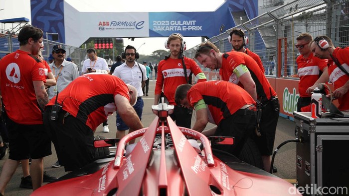 Melihat Kesibukan Starting Grid Formula E Jakarta