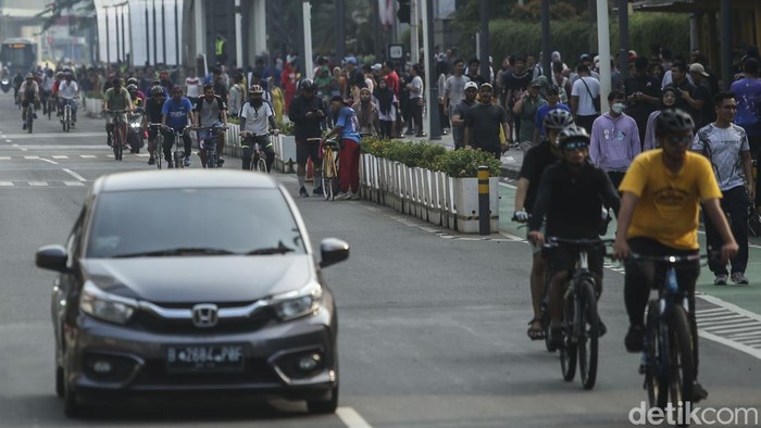 Potret Warga Antusias Olahraga di Bundaran HI Meski CFD Ditiadakan