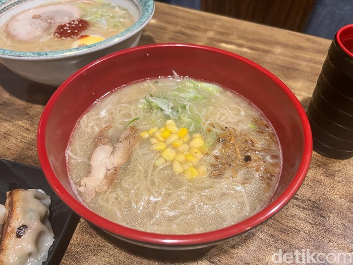 Slurpp! Nikmatnya Ramen Kaldu Ayam dan Kaldu Babi Otentik di Blok M