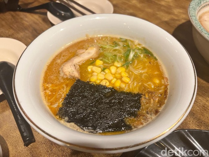 Slurpp! Nikmatnya Ramen Kaldu Ayam dan Kaldu Babi Otentik di Blok M