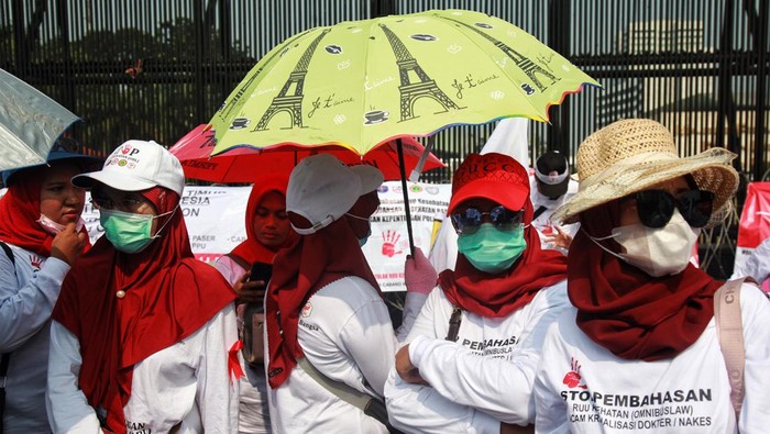 Aksi Nakes Geruduk Dpr Tolak Ruu Kesehatan