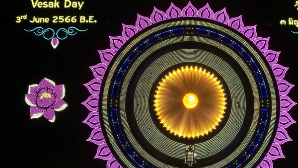 Cahaya Lampu Hiasi Kuil Wat Phra Dhammakaya Thailand Saat Waisak