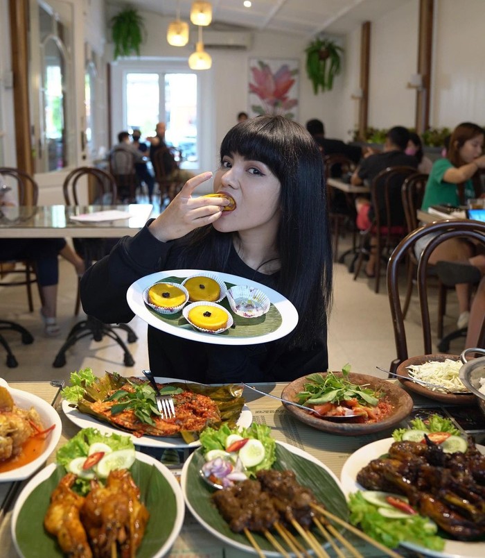 Gaya Keren Dinar Candy Saat Makan Salad dan Kue Lumpur