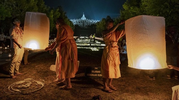 Ribuan Lampion Hiasi Langit Candi Borobudur