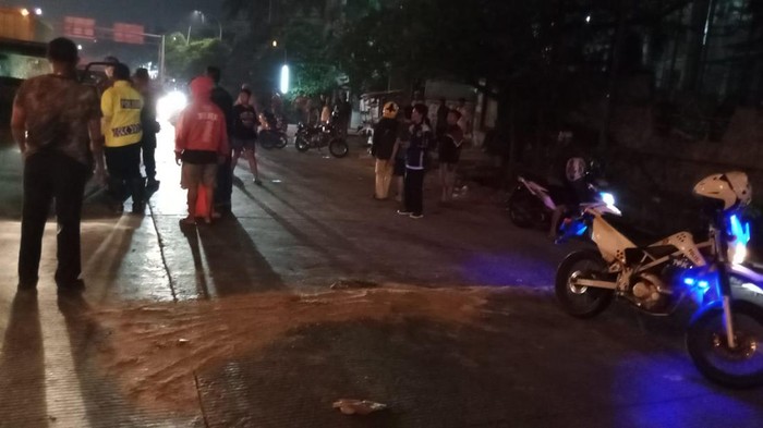 Oleng dan Terjatuh, Pemotor Wanita Tewas Terlindas Truk di Cengkareng Oleng dan Terjatuh, Pemotor Wanita Tewas Terlindas Truk di Cengkareng