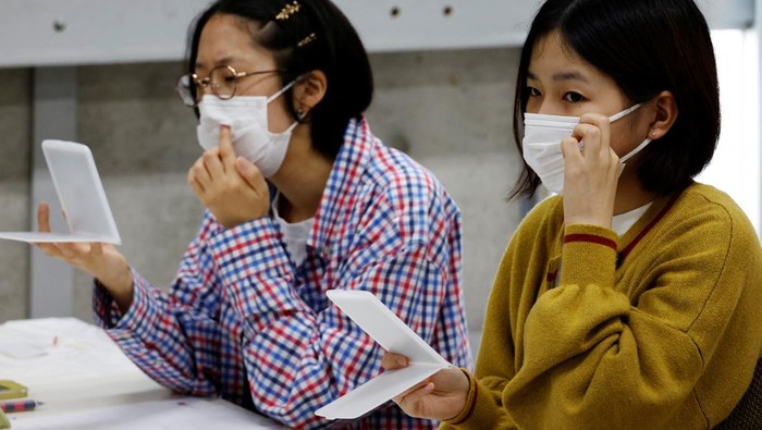 Unik, Warga Jepang Ikut Kursus Senyum Gegara Kelamaan Pakai Masker
