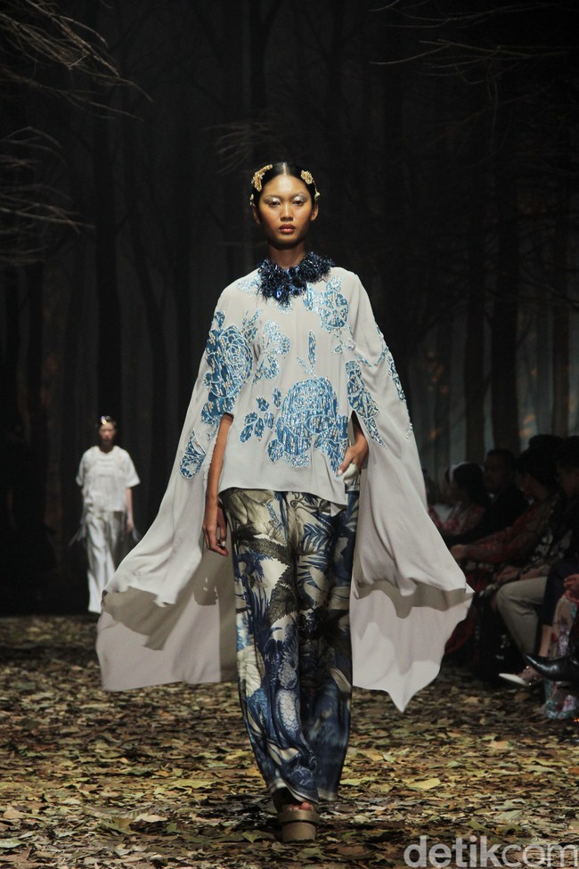 10 Koleksi Busana Terbaru Biyan Wanaatmadja Perayaan 40 Tahun Berkarya
