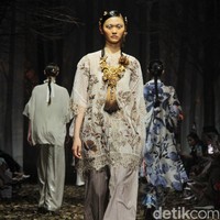 10 Koleksi Busana Terbaru Biyan Wanaatmadja Perayaan 40 Tahun Berkarya