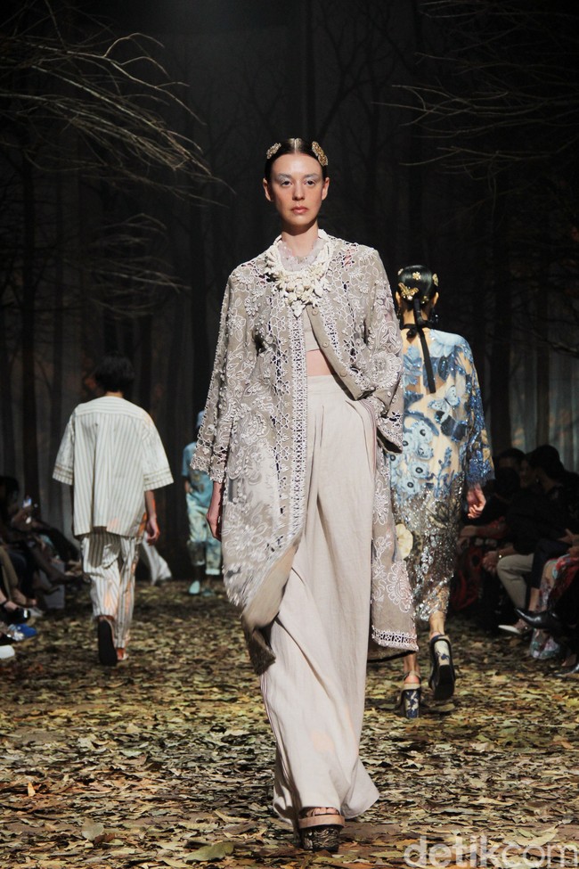 10 Koleksi Busana Terbaru Biyan Wanaatmadja Perayaan 40 Tahun Berkarya