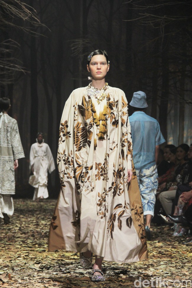 10 Koleksi Busana Terbaru Biyan Wanaatmadja Perayaan 40 Tahun Berkarya
