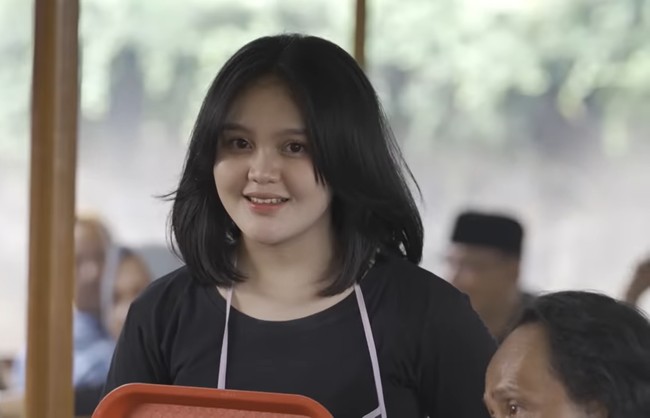 7 Potret Cantik Tia Septiana, Putri Kedua Mandra 'Si Doel' yang Curi Atensi