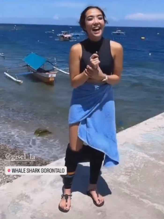 Potret Gisel Pose Bareng Hiu Paus Sebelum Celananya Melorot