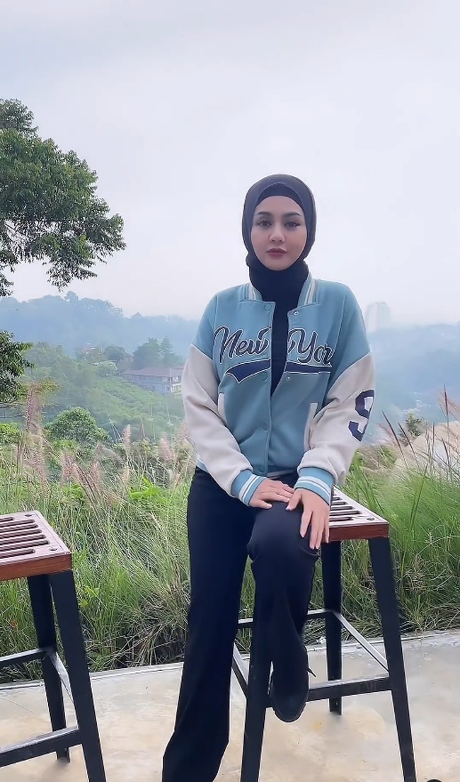 10 Gaya Terbaru Jenita Janet yang Kini Berhijab, Ikhlas Kehilangan ...