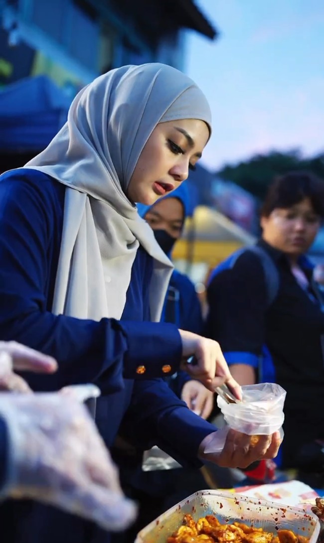 10 Gaya Terbaru Jenita Janet yang Kini Berhijab, Ikhlas Kehilangan ...