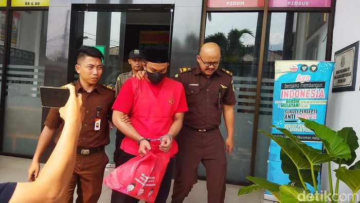 Riko Pembunuh Sadis Elisa Diserahkan ke Jaksa, Kloset Jadi Barang Bukti Riko Pembunuh Sadis Elisa Diserahkan ke Jaksa, Kloset Jadi Barang Bukti