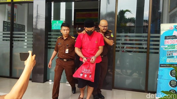 Riko Pembunuh Sadis Elisa Pakai Kloset Didakwa Pembunuhan Berencana Riko Pembunuh Sadis Elisa Pakai Kloset Didakwa Pembunuhan Berencana