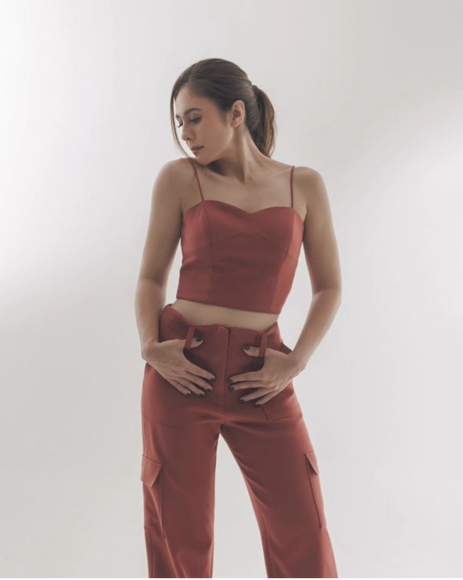 7 Foto Terbaru Wulan Guritno Pamer Perut Rata Saat Jadi Model