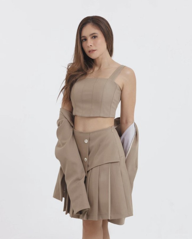 7 Foto Terbaru Wulan Guritno Pamer Perut Rata Saat Jadi Model