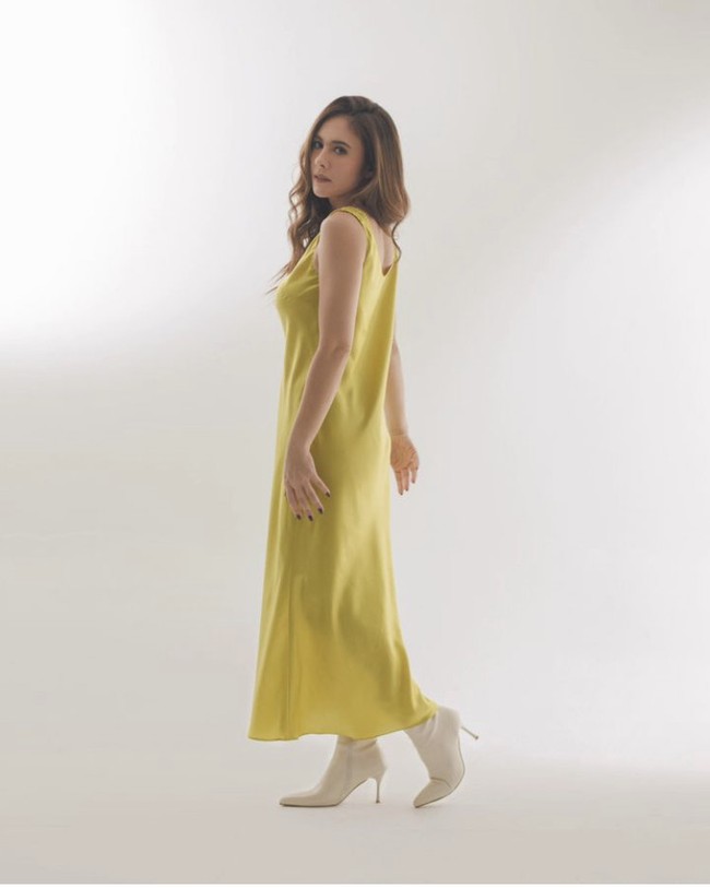 7 Foto Terbaru Wulan Guritno Pamer Perut Rata Saat Jadi Model