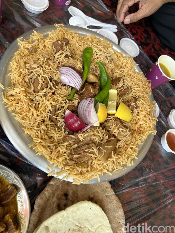 Mencicip Kabsa Hashi, Daging Unta Muda Empuk di Makkah