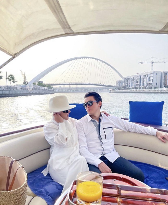 Liburan ke Dubai, Syahrini Kulineran Mewah Bareng Reino Barack