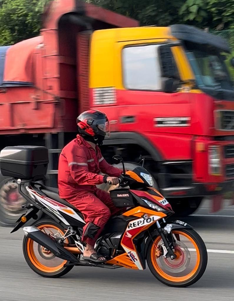 Begini Gaya Pengendara Motor Masuk Tol di Malaysia Begini Gaya Pengendara Motor Masuk Tol di Malaysia