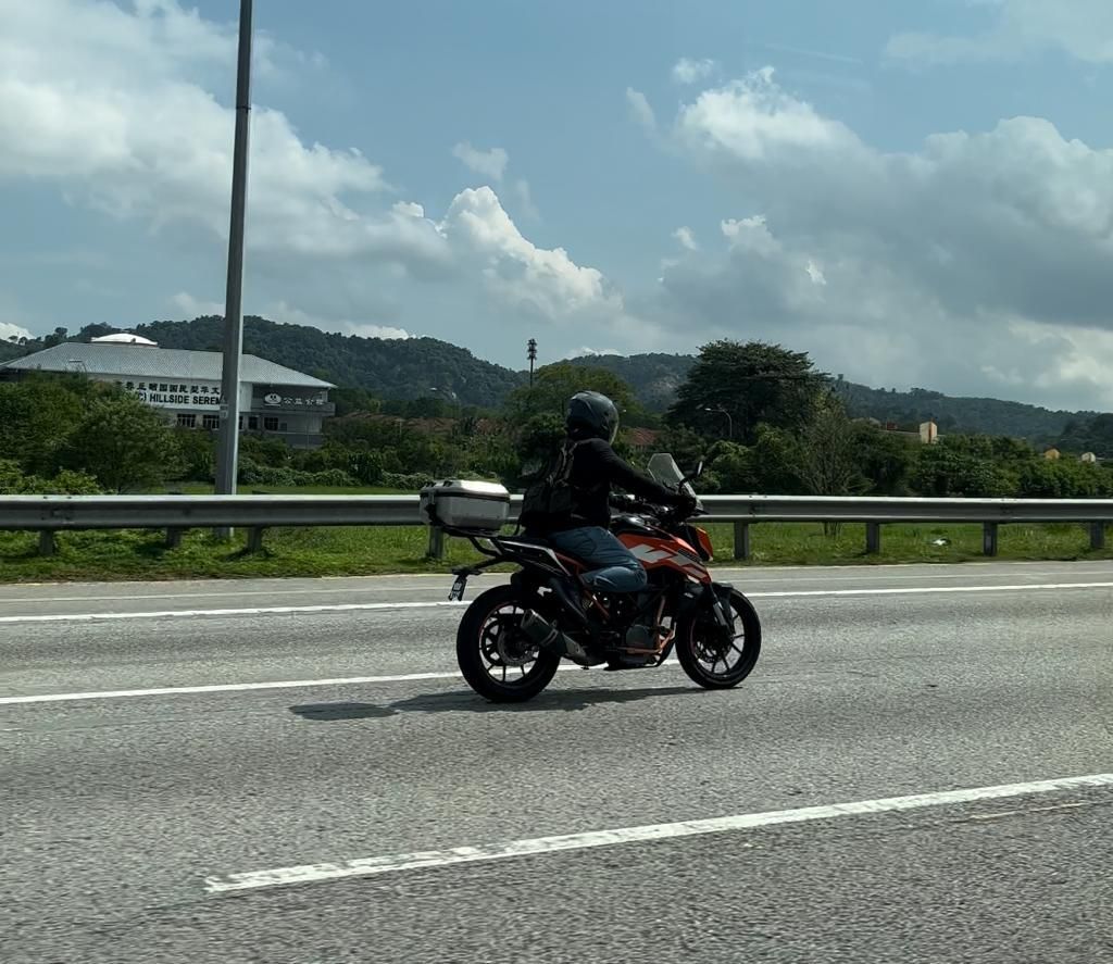 Begini Gaya Pengendara Motor Masuk Tol di Malaysia Begini Gaya Pengendara Motor Masuk Tol di Malaysia