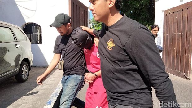 Tampang Guru Les Musik yang Bunuh Mahasiswi Lalu Masukkan Jasadnya ke Koper Tampang Guru Les Musik yang Bunuh Mahasiswi Lalu Masukkan Jasadnya ke Koper