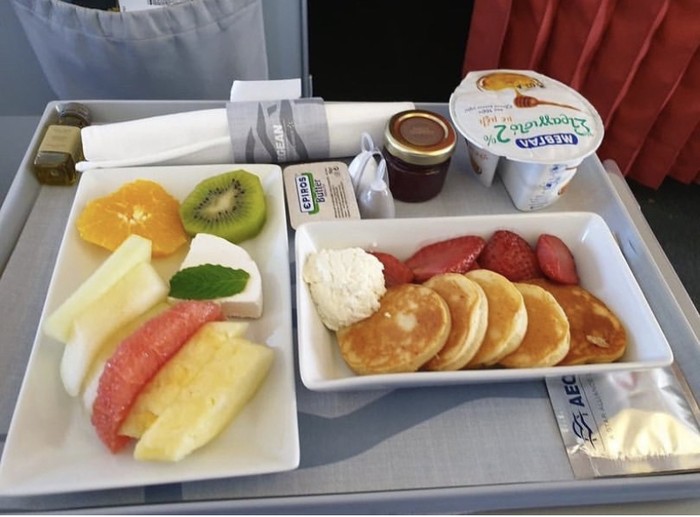 Akun Instagram Ini Khusus Menilai Makanan Pesawat dari Seluruh Dunia