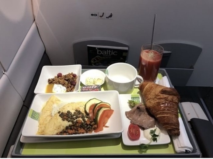 Akun Instagram Ini Khusus Menilai Makanan Pesawat dari Seluruh Dunia