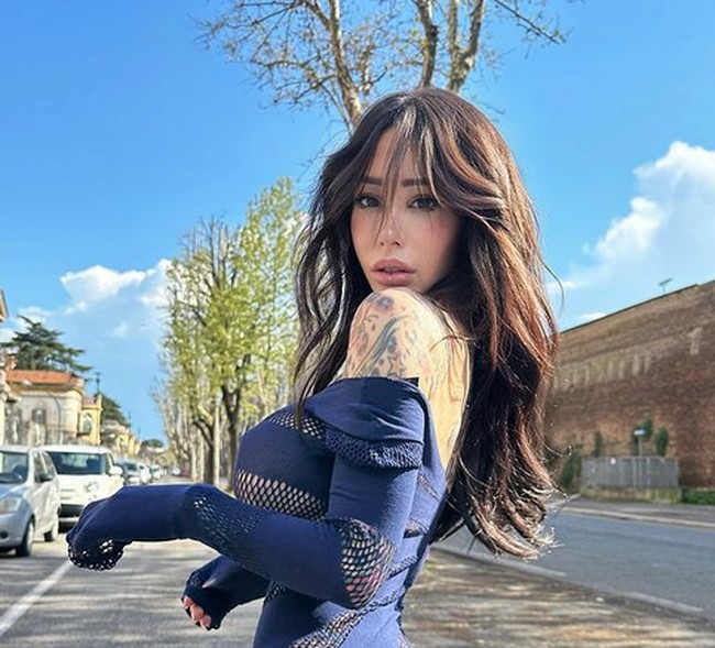 8 Foto Alex Mucci, Model Kontroversial yang Topless di Tempat Bersejarah