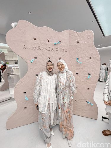 RiaMiranda dan IKYK Rilis Koleksi Busana Bisa Dimodifikasi Jadi Berbagai Gaya