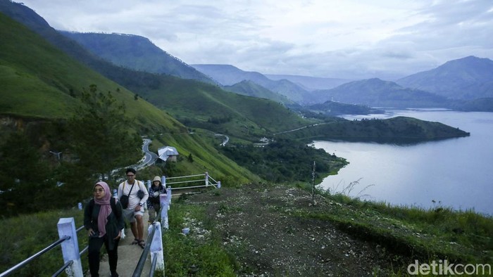 Menikmati Keindahan Danau Toba Dari Bukit Holbung
