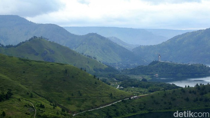Menikmati Keindahan Danau Toba Dari Bukit Holbung